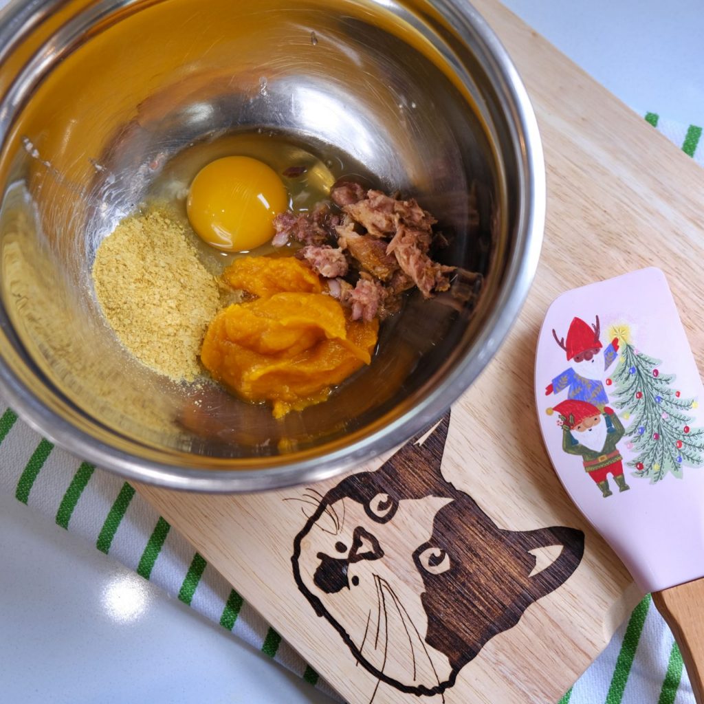 'Cheesy' Holiday Cat Treats [Recipe] | The Dog People by Rover.com